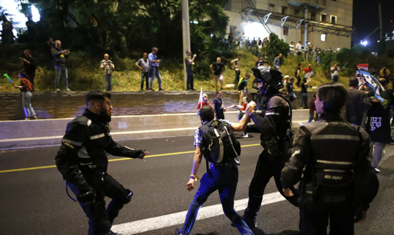 Gazze Kasabı Netanyahu'ya şok! Tel Aviv sokaklarında istifa çağrısı ...