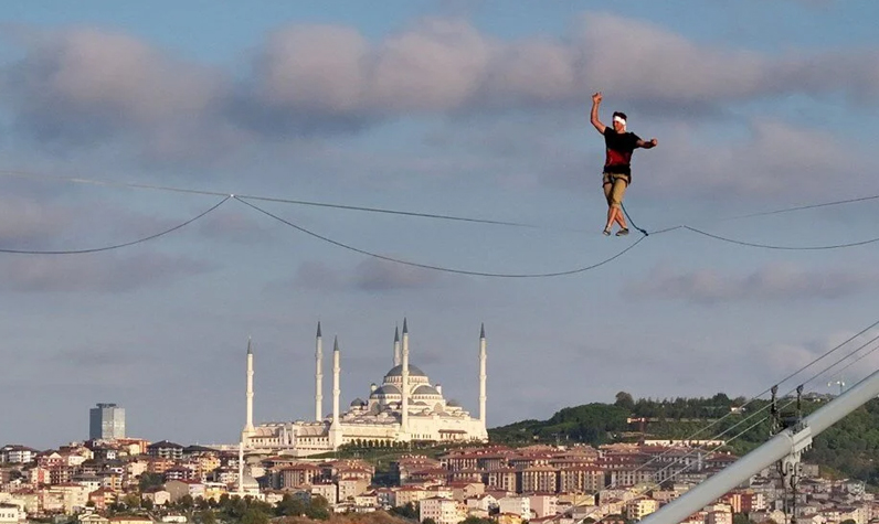 Asya'dan Avrupa'ya ip üstünde geçti! Akrobat Jan Roose'un gösterisi ...