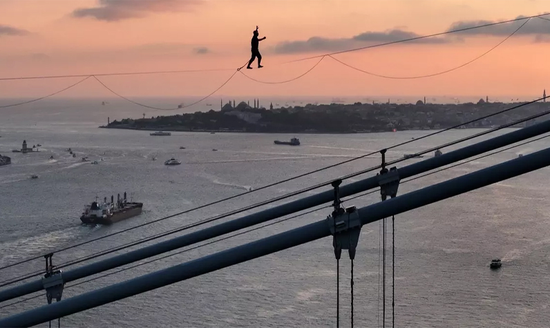 Asya'dan Avrupa'ya ip üstünde geçti! Akrobat Jan Roose'un gösterisi ...