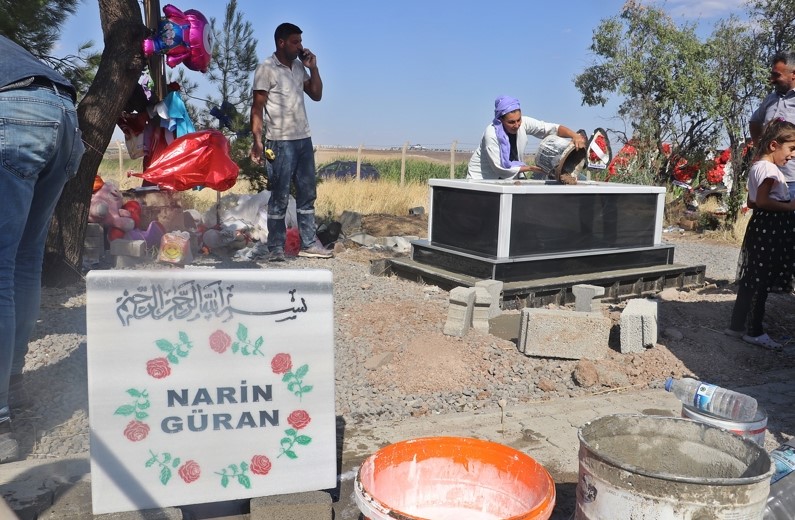 Diyarbakır'da vahşice katledilen Narin'in mezarı yapıldı: Türk bayrağı ...