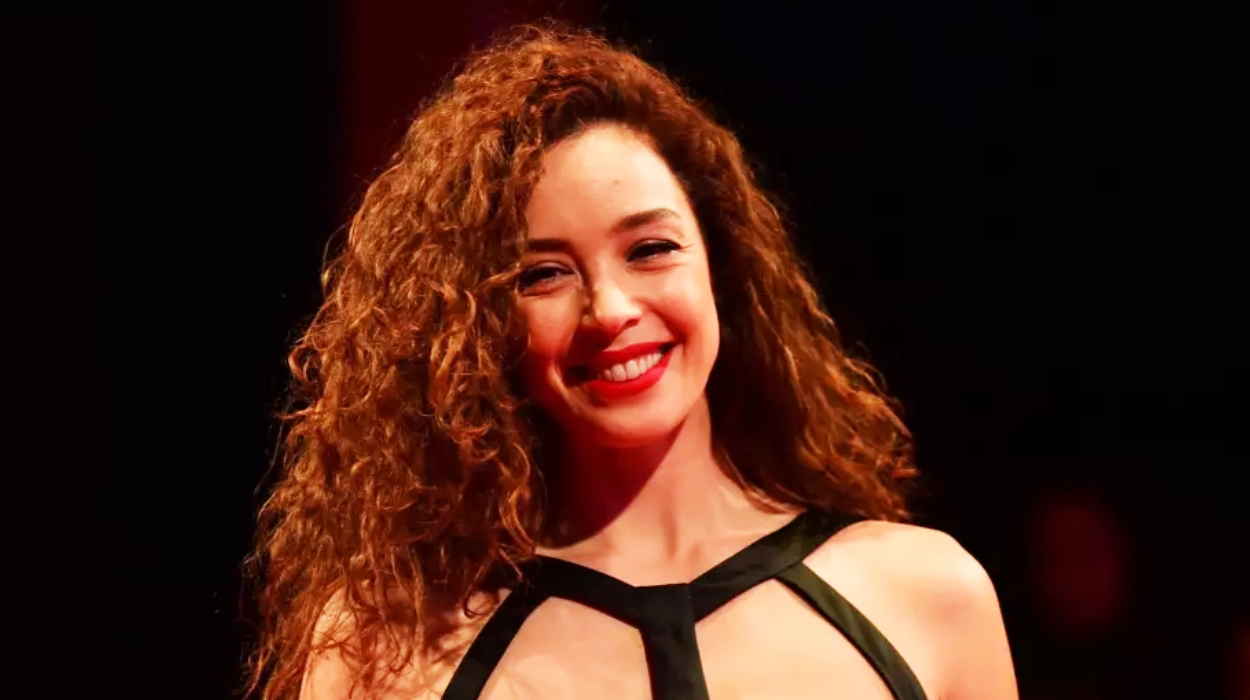 Azra Akın ve yönetmeni arasında gerginlik! Menajeri, 'Yollarımız ...