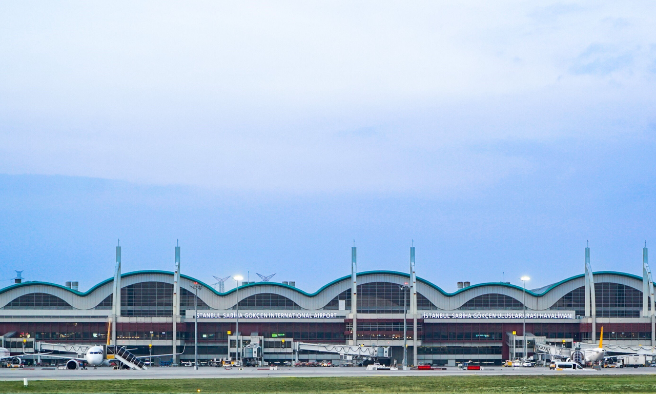 İstanbul hava sahasında gergin anlar! Pilotlar art arda kuleyi arıyor ...