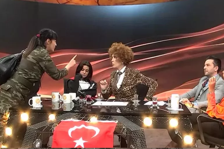 Tuğba Ekinci Nihat Doğan'ın terör ele başının bayrağıyla olan ...