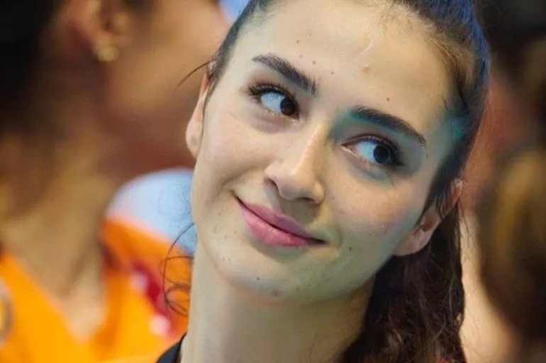 Voleybolcu Saliha Şahin kimdir, kaç yaşında ve aslen nereli? Saliha ...