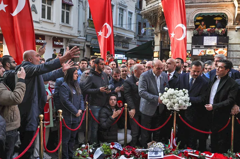 İYİ parti heyetine İstiklal Caddesi'nde tepki: Ayıptır, utanın... - TRHaber