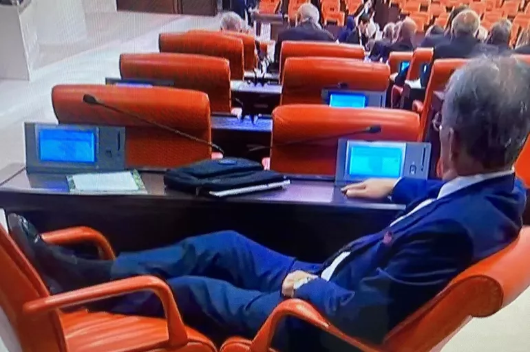 İYİ Partili Ahat Andican'ın Meclis'teki oturuş şekline büyük tepki ...