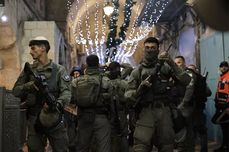 İsrail polisinden Mescid-i Aksa'ya bir baskın daha: İçeridekilere ...