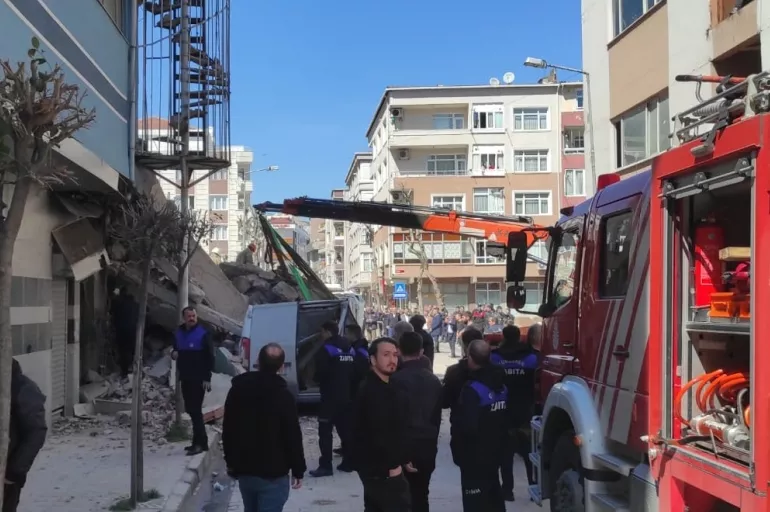 Son dakika: İstanbul Güngören'de metruk bina çöktü - TRHaber Son dakika: İstanbul Güngören'de metruk bina çöktü - TRHaber