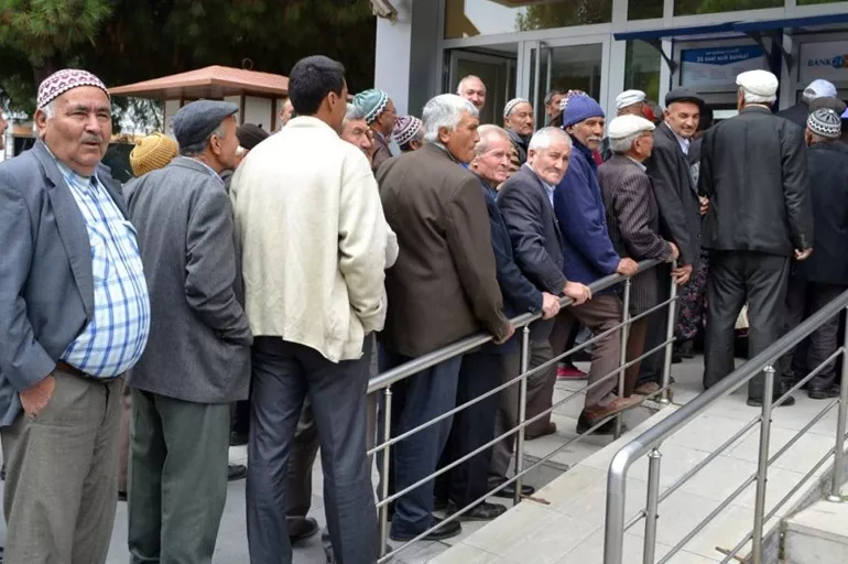 Müjdeli haber sonunda geldi! Emeklilere bayrak ettirecek zam! En düşük ... Müjdeli haber sonunda geldi! Emeklilere bayrak ettirecek zam! En düşük ...