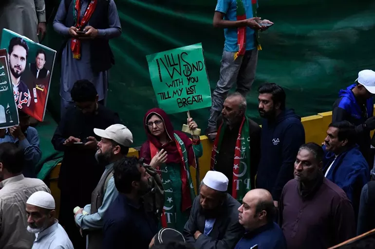 İmran Han hakim karşısına çıkıyor: Lahor sokakları karıştı! Polis Han ...