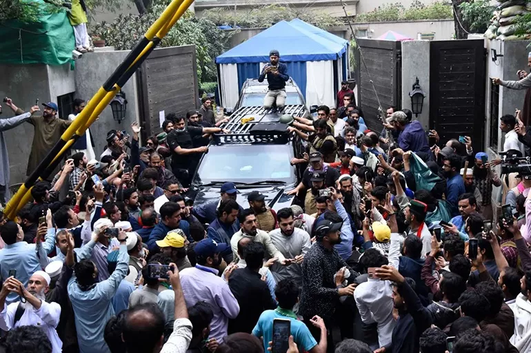 İmran Han hakim karşısına çıkıyor: Lahor sokakları karıştı! Polis Han ...
