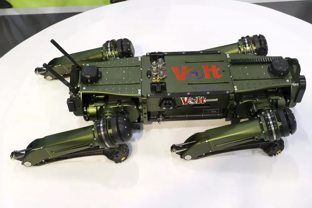 Savunma fuarını sallayan bir robot daha: 12 kilo yükle 9 kilometre ...