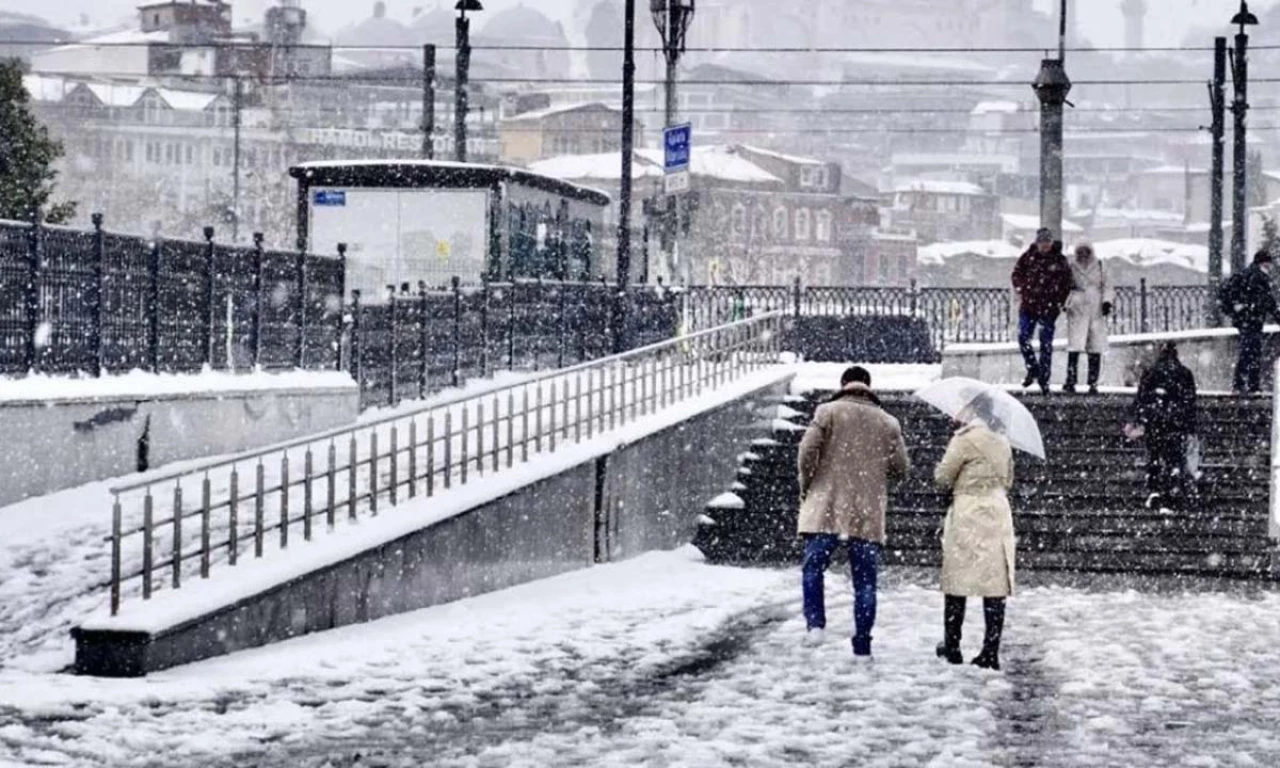 İstanbul'a kar geliyor! 'Beyaz esaret' kapıya dayandı; Tarih ve saat ...