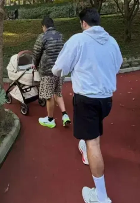 Hakan Ural ve torunu Lina gezintide! Taze hala Melisa Ural paylaştı ...